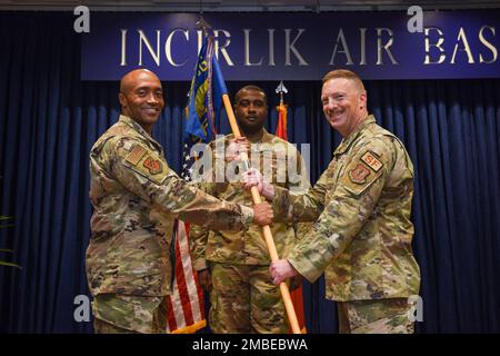 Le lieutenant-colonel Amber Goodwin (à droite), commandant entrant de l ...