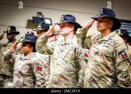 Le commandant de brigade de Cavalry 4th, le colonel Timothy Gallagher ...