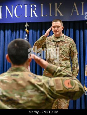 Le colonel Christopher Robinson, commandant entrant du Groupe de ...
