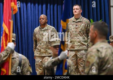 Le lieutenant-colonel Marc Aurilio, commandant entrant du 39th e ...
