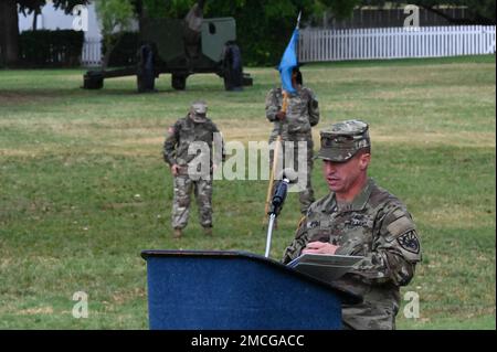 Le sergent de commandement Ken Lima passe les couleurs du bataillon au ...