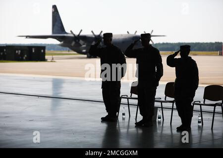 Le colonel Young du Groupe de soutien régional (RSG) de 120th, la Garde ...