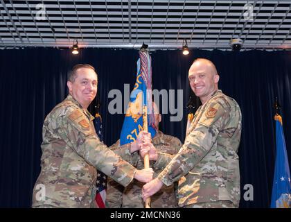 Le colonel Ryan Vetter, commandant du Groupe de soutien de la mission ...