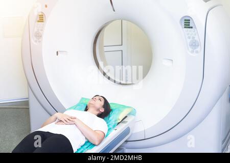 Jolie, jeune femme en train de passer un examen médical informatisé de ...