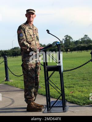 Le lieutenant-colonel Timothy W. Decker, commandant entrant du ...