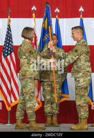 Le général de division Sherrie L. McCandless, commandant général de la ...