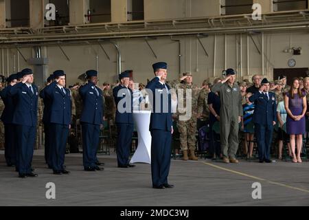 ÉTATS-UNIS Le colonel de la Force aérienne Travolis A. Simmons reçoit ...