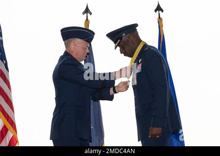 ÉTATS-UNIS Le colonel de la Force aérienne Travolis A. Simmons reçoit ...