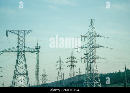 Support de ligne électrique avec fils pour la transmission de l'électricité. Tour de grille ...
