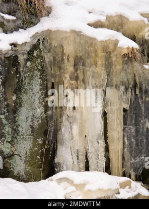 Eau qui a coulé le long de la pierre et qui a gelé dans de puissantes ...