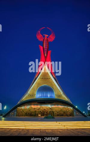 OUZBÉKISTAN, TACHKENT - 4 JANVIER 2023 : monument illuminé de l ...