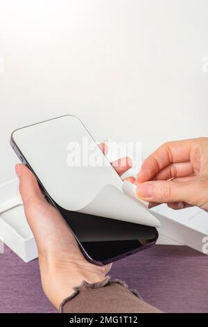 Déballage d'un nouveau téléphone. Retirez le film de protection blanc ...