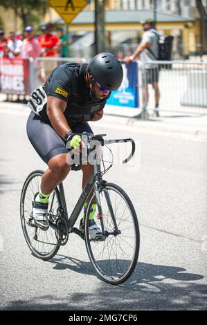 Retraité des États-Unis David Snipes, Jr., SPC de l'armée, s'affronte ...