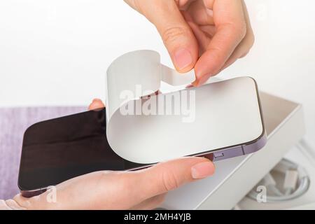 Déballage d'un nouveau téléphone. Retirez le film de protection blanc ...