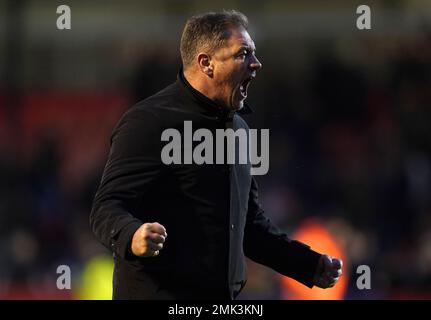 Scott Lindsey, directeur de Crawley Town, célèbre le match de la Sky ...