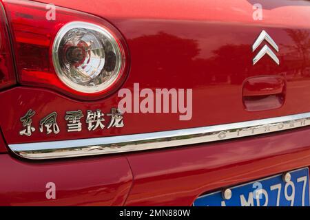 Arrière avec plaque d'identification et modèle écrit en caractères ...