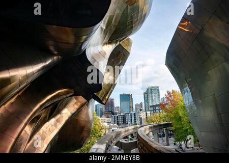 Monorail à travers le musée, façade extérieure ondulée, Musée de la ...