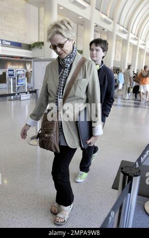 Annette Bening et son fils Benjamin arrivent à LAX et, après l ...