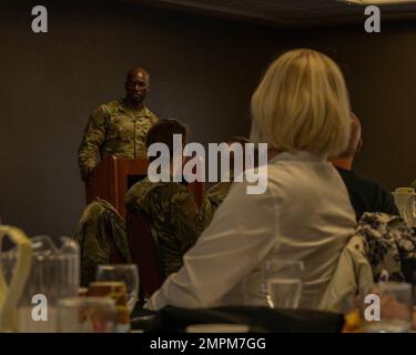 Le colonel Kenneth McGhee, commandant de l'escadre des missiles 91st ...