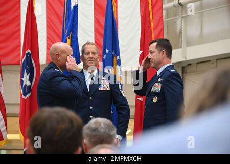 Le colonel Ted Geasley, commandant entrant de la 118th e Escadre, salue ...