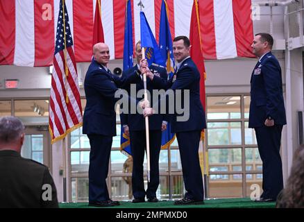 Le colonel Ted Geasley, commandant entrant de la 118th e Escadre, salue ...