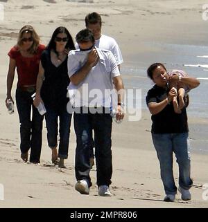 Courtney Cox et le hubby David Arquette se promènent sur la plage. La ...