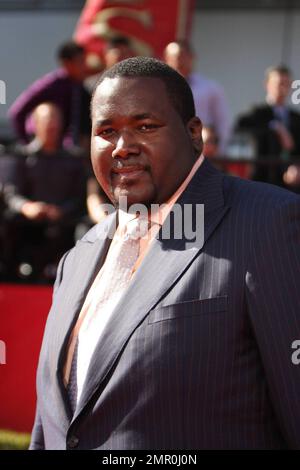 Quinton Aaron marche sur le tapis rouge lors de la première de « Toy ...