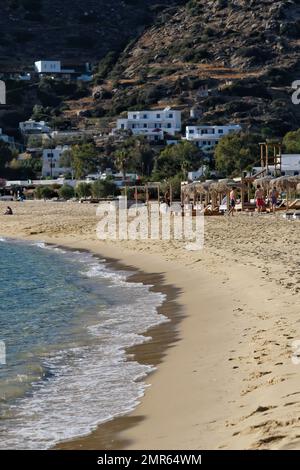 La célèbre et belle plage de sable de Mylopotas dans les cyclades iOS ...
