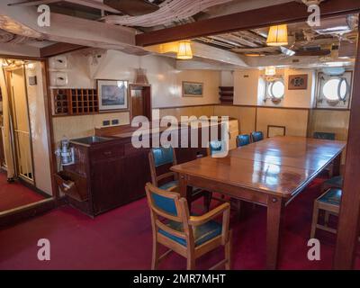 Des officiers se mêle au HMS cavalier (D73/R73), un destroyer de classe ...