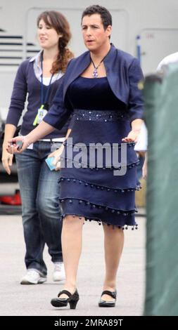 EXCLUSIF !! L'acteur Adam Sandler se promène sur un set en costume ...