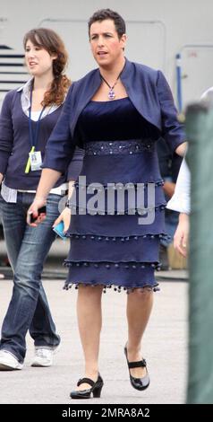 EXCLUSIF !! L'acteur Adam Sandler se promène sur un set en costume ...