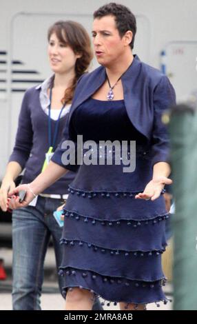 EXCLUSIF !! L'acteur Adam Sandler se promène sur un set en costume ...