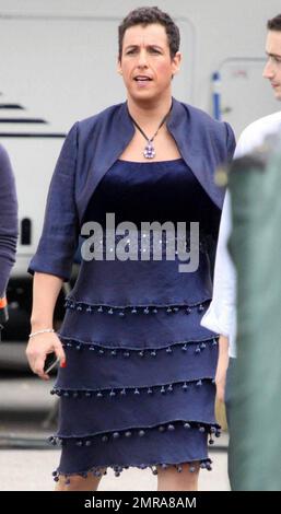 EXCLUSIF !! L'acteur Adam Sandler se promène sur un set en costume ...