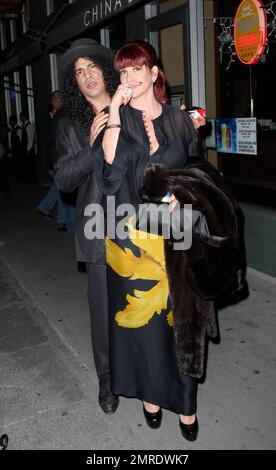 Le guitariste Velvet Revolver Slash et son épouse Perla Ferrar ...