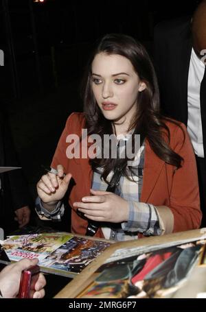 L'actrice Kat Denning signe des autographes à l'extérieur des studios ...