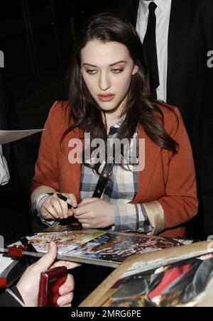 L'actrice Kat Denning signe des autographes à l'extérieur des studios ...