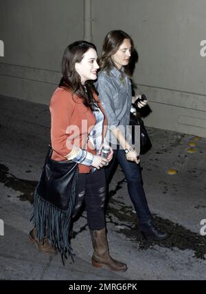 L'actrice Kat Denning signe des autographes à l'extérieur des studios ...