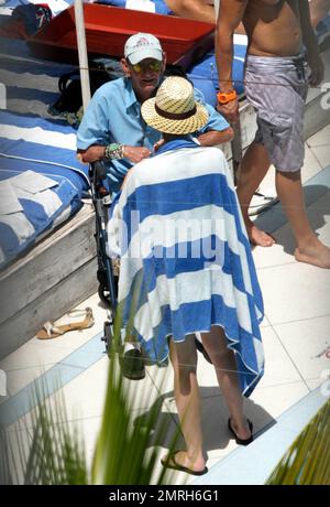 Katy Perry montre son figure dans un bikini vert lors d'une pause avec ...