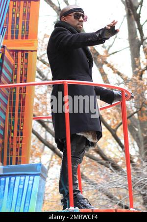 Vêtu d'un pantalon en cuir, d'un serre-tête, d'un manteau en laine ...