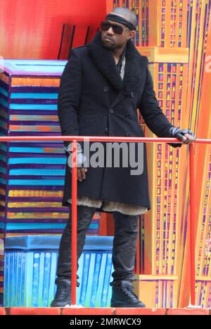 Vêtu d'un pantalon en cuir, d'un serre-tête, d'un manteau en laine ...