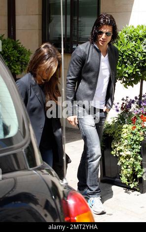 Sœur cadette de Penelope Cruz, Monica Cruz garde la tête en bas tout en ...