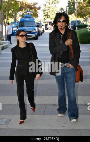 L'ancienne Playboy Playmate Donna d'Errico pose pour les photographes ...