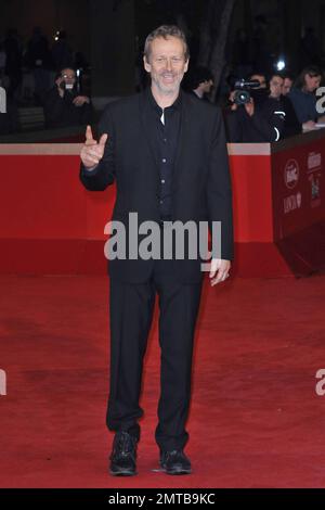 Le réalisateur et écrivain Alexandre Rockwell pose sur le tapis rouge ...