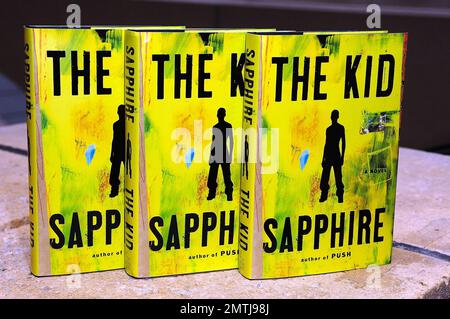 L'auteur Sapphire (Ramona Lofton) signe des copies de son nouveau livre ...