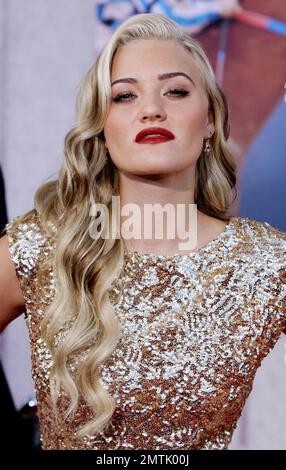 Amanda Michalka marche le tapis rouge dans une mini suite d'or à la ...
