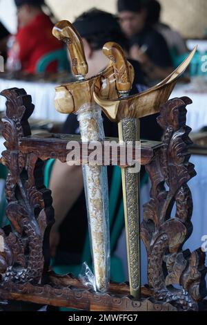 Keris avec un fond naturel. Keris est l'une des armes traditionnelles ...