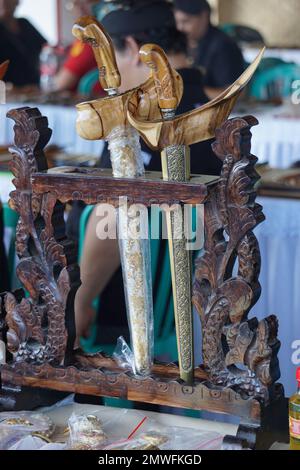 Keris avec un fond naturel. Keris est l'une des armes traditionnelles ...