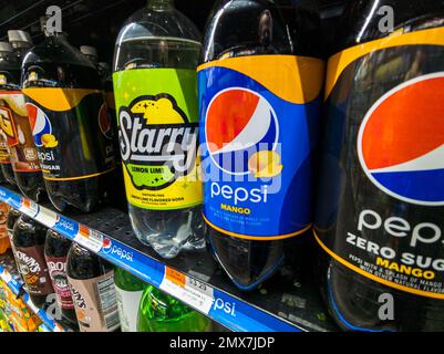 Bouteilles de Pepsi-Cola Zero Sugar aromatisées au mangue dans un ...