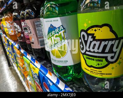Bouteilles de Pepsi-Cola Zero Sugar aromatisées au mangue dans un ...