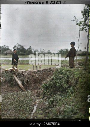 Tonkin, Indochine enfants utilisant un seau avec des cordes, système d ...